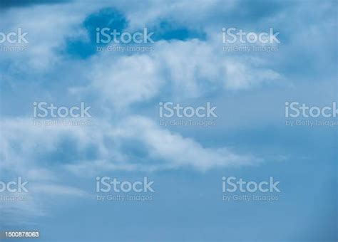 Langit Dihiasi Dengan Awan Halus Melukiskan Pemandangan Indah Ketenangan Dan Ketenangan Awan