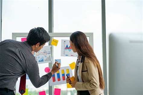 혼합 인종 비즈니스 여성은 서 남성 동료와 명확한 보드에 비즈니스 프로젝트를 제시 20 24세에 대한 스톡 사진 및 기타 이미지