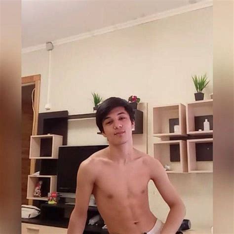 Парень Саид Метро Бауманская уни Молодой стройный Азиат имеющий опыт с новичками а так же