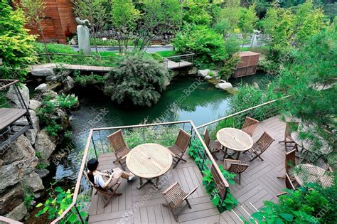 테이블의자호수한옥화담숲공원정원나무숲풍경전경실외광주시경기도한국국내여행사람여자1한사람젊은여자 이미지 A12138118 게티이미지뱅크