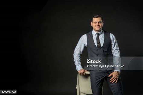 의자 젊은 남성 3 피스 정장 비즈니스 모델 젊은 백인 남자에 3 피스 정장 심각한 공식 성공 외로운 배경 블랙 보디 검은색에 대한 스톡 사진 및 기타 이미지 Istock