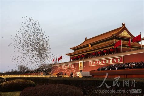 北京天安门广场放飞和平鸽 人民图片网