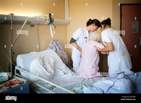 Krankenschwester Hilft Dem Patienten Fotos Und Bildmaterial In Hoher