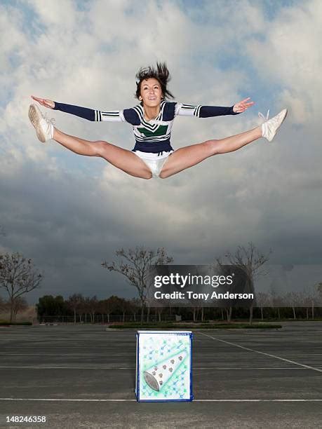Cheerleaders Doing Splits Stock Fotos Und Bilder Getty Images