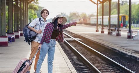 기차역에서 기차를 기다리는 배낭을 가진 남자와 여자 사랑하는 커플 여행자는 휴가에 함께 여행합니다 사진 Unsplash의 수송 이미지