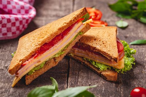 햄 치즈 토마토 양상추 잎을 나무로 된 소박한 테이블에 얹은 샌드위치 클로즈업 0명에 대한 스톡 사진 및 기타 이미지 0명 고기 구운 식품 Istock