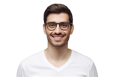 캐주얼 한 티셔츠와 흰색 배경에 고립 된 트렌디 한 안경을 입고 웃는 매력적인 남자의 클로즈업 샷 T 셔츠에 대한 스톡 사진 및 기타 이미지 Istock