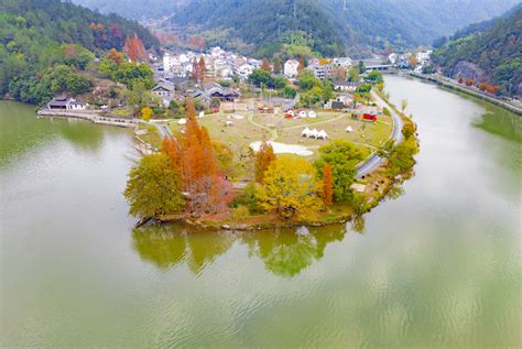 入冬后碧波荡漾的三江口景区