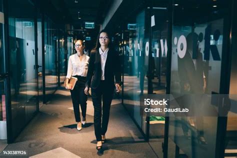 공식적인 옷을 입은 사업가가 현대 홀에서 사무실로 향합니다 20 24세에 대한 스톡 사진 및 기타 이미지 20 24세 25 29세 2명 Istock