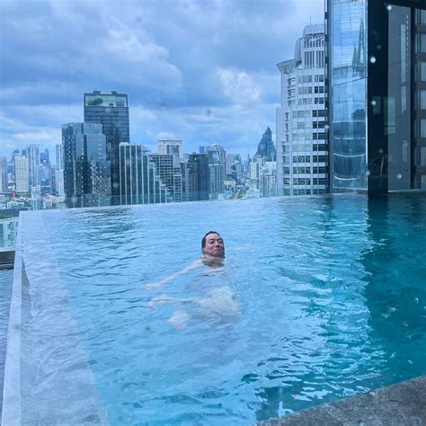 김학민 현주는 게를 좋아한다 단순히 게가 먹고 싶어서 속초에 홍게무한리필집에 갔다 목적성을 가진 홍게는 그날따라 그저 그랬고 시장에서 지나가다 우연히 먹은 술빵이 맛