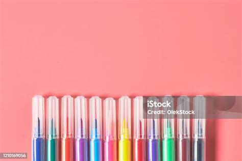 유치원의 분홍색 책상에 여러 가지 색의 펠트 펜이 줄지어 있습니다 자녀의 육아와 교육의 교훈 공간을 복사합니다 맨 위 보기 개체 그룹에 대한 스톡 사진 및 기타 이미지