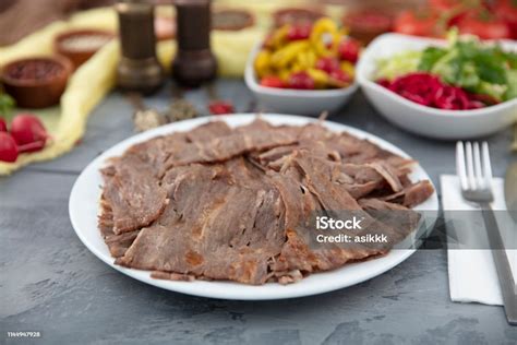 접시에 터키의 도너 케밥 피타 브레드 라 재가 있는 아랍어 전통 도너 단백질 영양 깨끗 한 식사 다이어트 개념 터키어 그리스어 또는 중동 스타일의 도너 케밥 음식 레스토랑