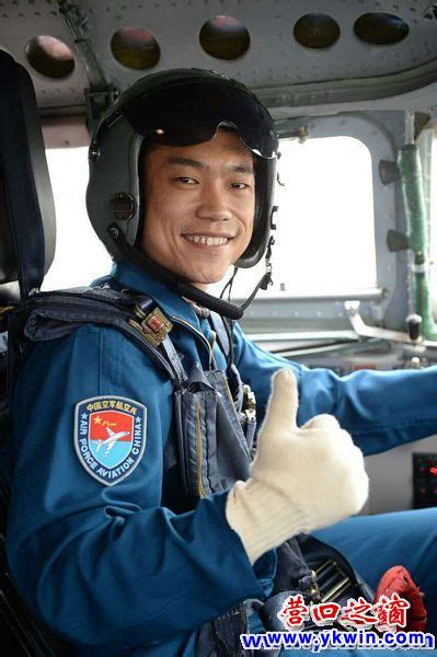 站前区送喜报营口籍飞行员李承宇荣立二等功 百姓说事 营口百姓新闻 营口之窗 辽宁营口信息门户网