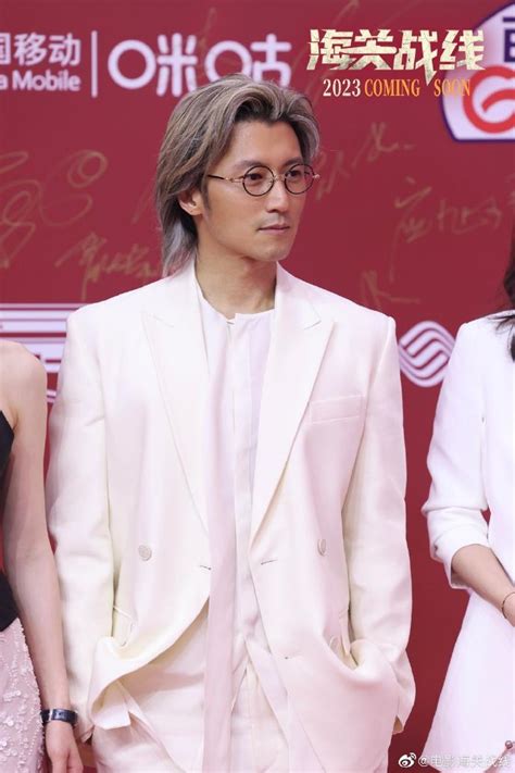 謝霆鋒「中分白髮」亮相上海影展紅毯 網：以為看到王偉忠 中港最吸睛 娛樂 世界新聞網