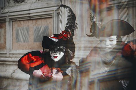 베니스의 카니발 동안 조화로운 검은 색과 빨간색 의상을 입은 커플 초상화 만화경 효과 2명에 대한 스톡 사진 및 기타 이미지 2명 2월 3월 Istock