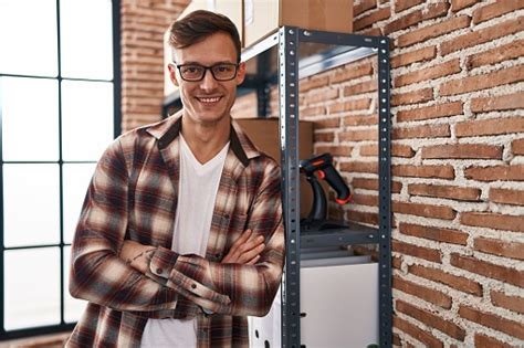 젊은 남자 전자 상거래 비즈니스 노동자는 사무실에서 팔짱을 끼고 제스처로 서 있다 사무실에 대한 스톡 사진 및 기타 이미지 사무실 창고 청년 성인 Istock