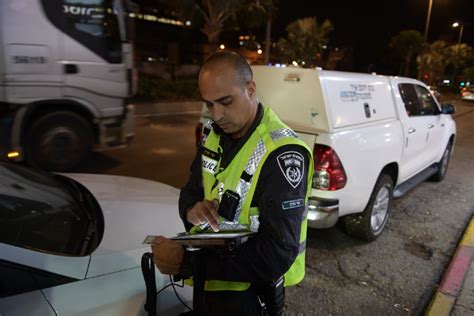 שוטר בודק רכב במסגרת הפעילות