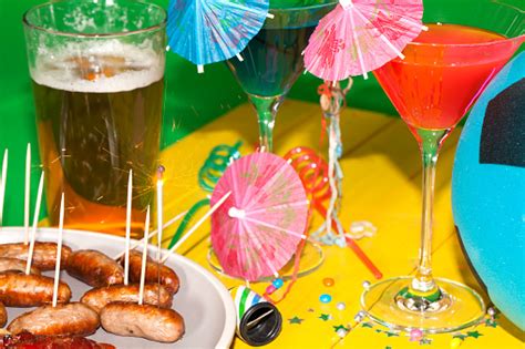 여름 축구 바베 큐 파티입니다 칵테일 음료 소시지 맥주 테이블입니다 2018년에 대한 스톡 사진 및 기타 이미지 2018년