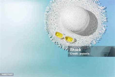 여름 플랫은 하얀 태양 모자와 컬러 선글라스를 파란색 청록색 그라데이션 색상 배경에 햇살을 쬐고 공간을 복사합니다 창조적 인 미적 라이프 스타일 여름 휴가 사진 최소한의