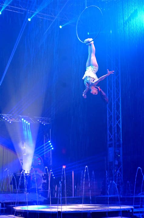 Photos Cirque Italias Water Circus Brings The 1950s And The Big Top Tent To Oxford Valley Mall