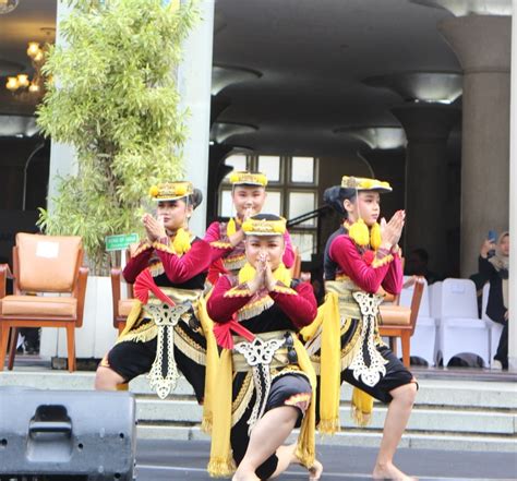 Ugm Javanese Culture Beautifies The Briefing And Deployment Ceremony Of