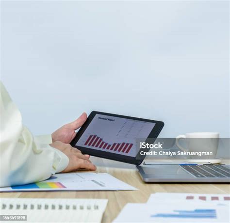 화이트 카피 공간 배경으로 태블릿에서 그래프로 작업하는 사람을 닫습니다 남자에 대한 스톡 사진 및 기타 이미지 남자 흰색 배경 Staff Meeting Istock