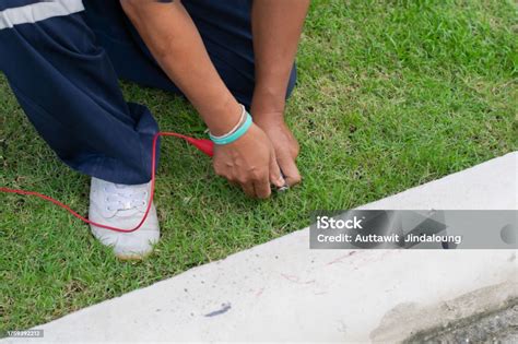 접지 또는 접지 시스템과 전기 접지 사이의 저항을 테스트하기 위해 전기 장비에 주입하기 위한 접지 테스트 상자 건설 산업에 대한 스톡 사진 및 기타 이미지 Istock