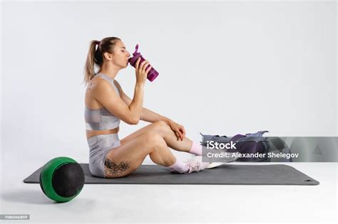 스튜디오에서 스포츠 여자의 여성 초상화 빈 배경에 백인 소녀 운동과 근육질의 체격을 위한 피트니스 개념 프로 운동 선수 걸 파워 사진 20 24세에 대한 스톡 사진 및 기타