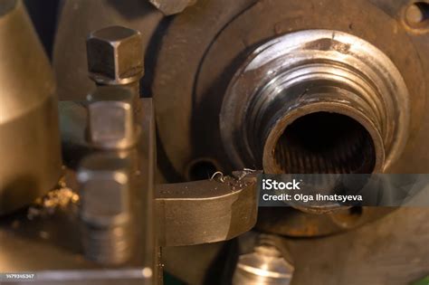 금속 부품의 기계 가공 금속 가공 선반 도구로 금속 부품 샤프트를 절단하기위한 산업용 선반 생산 선반을 사용한 금속 가공 공정 0명에 대한 스톡 사진 및 기타 이미지