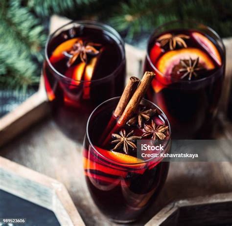 향신료와 감귤 류의 과일 유리 크리스마스 뜨거운 Mulled 와인 계 피 아니 스 및 오렌지 Mulled 와인입니다 0명에 대한 스톡 사진 및 기타 이미지 Istock