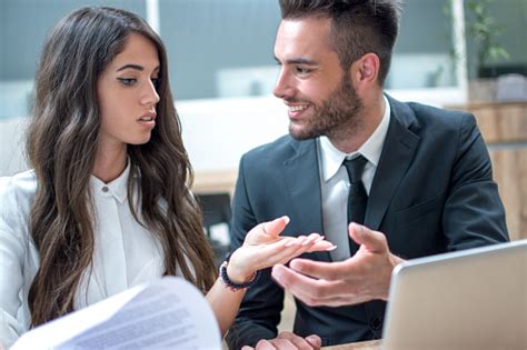 매력적인 비즈니스 여자와 남자 서류와 사무실에서 노트북에 금융 데이터를 논의 가리키기에 대한 스톡 사진 및 기타 이미지 가리키기 경제 계획 Istock