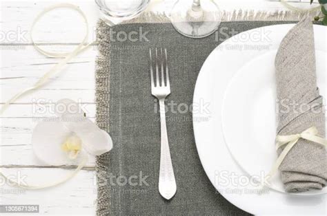 흰색 나무 배경에 난초와 회색 냅킨과 로맨틱 테이블 설정 0명에 대한 스톡 사진 및 기타 이미지 0명 가정 생활 개체 그룹 Istock