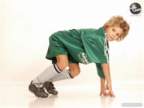 Маленький мальчик в зеленой спортивной форме Шорты фото