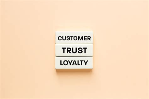 고객의 신뢰와 충성도 개념적인 단어 고객의 요구 사항 이해 고객과의 관계를 형성하고 신뢰를 구축합니다 가치 제공 밝은 파스텔 배경 나무 블록 플랫 레이 0명에 대한 스톡