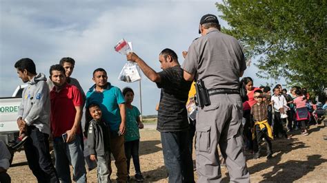 В САЩ задържаха близо 700 работещи нелегални мигранти Новини бг