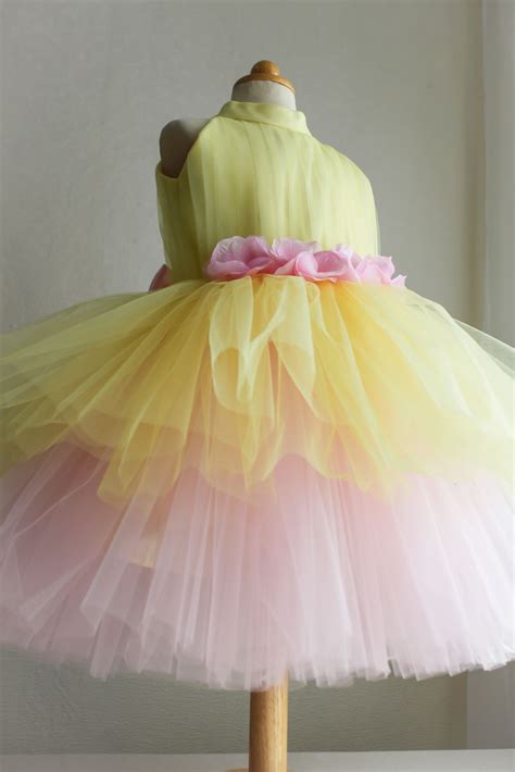 Пышное нарядное платье для девочки желто розового цвета с декором цветами Детская одежда