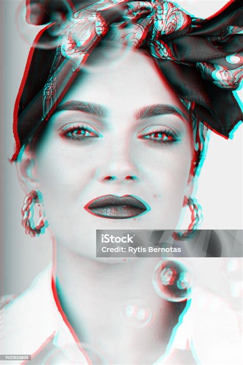 머리에 스카프를 착용하고 Rgb 색상 분할 스타일로 비누 거품을 날리는 아름다운 여성의 초상화 3차원 형태에 대한 스톡 사진 및 기타 이미지 Istock