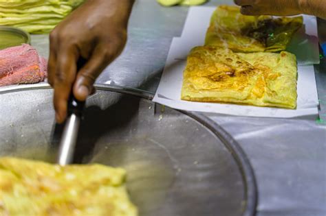 인도 빵 로티 스낵 바나나와 계란 디저트 는 태국 길거리 음식에서 손으로 만듭니다 인도 전통 로티 만들기 태국에서 기름과 버터로 로티 메이커에 의해 로티 스레시 밀가루