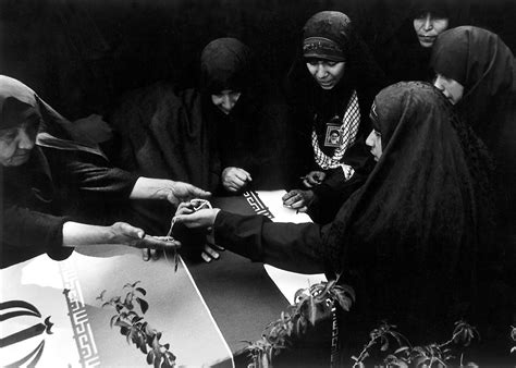 تصاویر زنان در تشییع پیکر شهدای هشت سال دفاع مقدس ۲