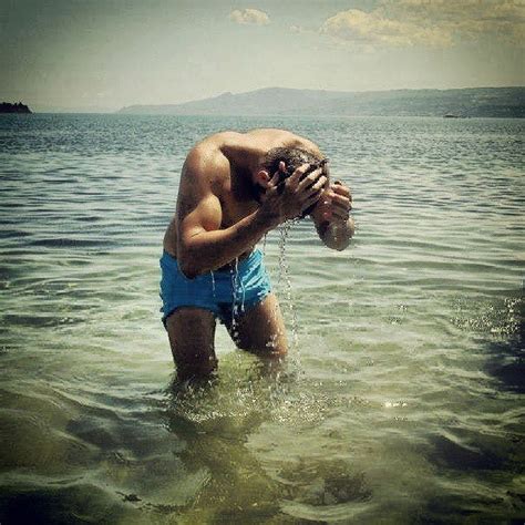 Βασίλης Οικονόμου Ο σέξι καθηγητής Φυσικής και μόντελος υγρός στην παραλία Nassos Blog