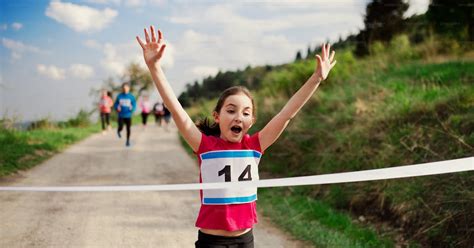 자연 속에서 경주 대회에서 결승선을 통과하는 작은 소녀 주자 사진 Unsplash의 달리기 이미지