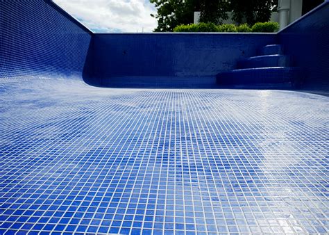 Glass Mosaic Tile Installation For Pools With Laticrete