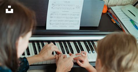 피아노를 연주하는 여자와 어린 소녀 사진 Unsplash의 무료 여자 이미지