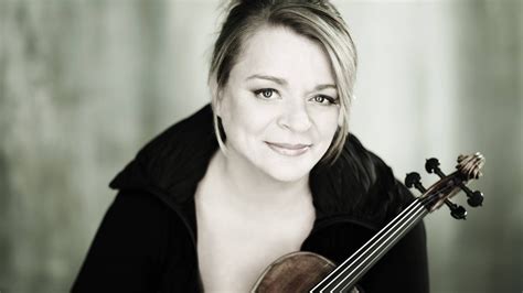 배경 화면 초상화 거장 마이크로폰 음악 아티스트 소녀 미소 가슴 인물 사진 바이올린 연주자 활을 휘감은 현악기 바이올린 가족 비올라 연주자 안주