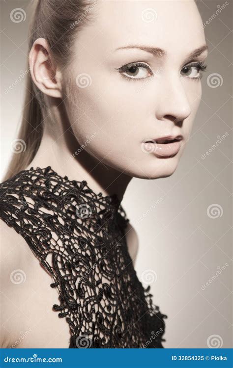 Bella Ragazza Con Capelli Dorati Immagine Stock Immagine Di Pulito Colore