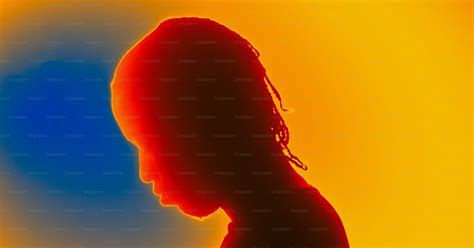 추상적인 배경을 배경으로 실루엣을 그린 사람이 서 있습니다 사진 Unsplash의 초상 이미지