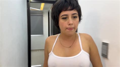 Me Pide Ayuda Para Practicar Sus Clases De Canto Y Termina Practicando