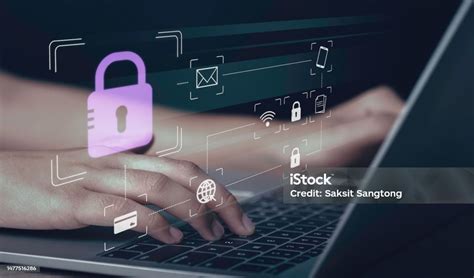 데이터 해킹 및 도용 인터넷 보안 해킹에서 온라인 서버 네트워크 시스템에 대한 공격 사이버 보안 데이터 보호 정보 개인 정보 보호 바이러스 백신 바이러스 방어 인터넷 기술