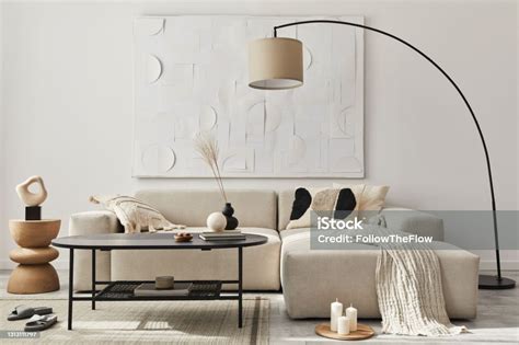 디자인 소파 베개 담요 예술 진통제 측면 나무 의자 램프와 세련된 홈 장식의 우아한 개인 액세서리와 거실 인테리어의 현대적인 개념 템플렛 스툴에 대한 스톡 사진 및 기타