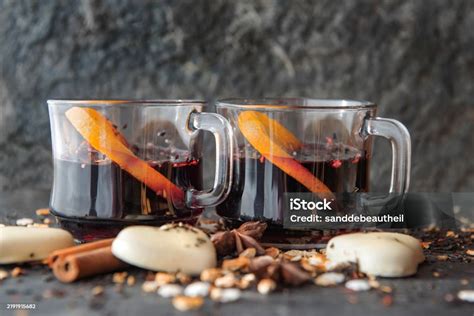 오렌지 슬라이스 두 잔에 담긴 하트 모양의 쿠키와 향신료 회색 슬레이트 배경에 배열 0명에 대한 스톡 사진 및 기타 이미지 0명 겨울 계절 Istock